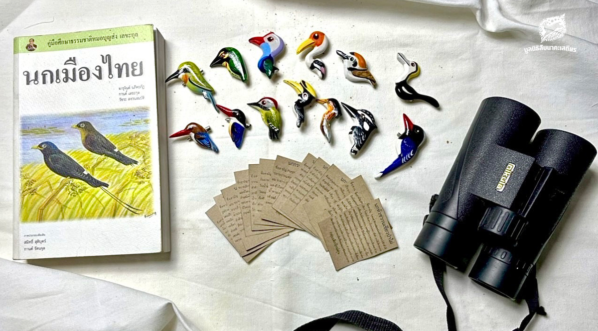 เข็มกลัดนกไม้แกะสลัก งานแฮนด์เมดฝีมือ 'กลุ่มเด็กรักษ์ทุ่ง' - มูลนิธิสืบ ...